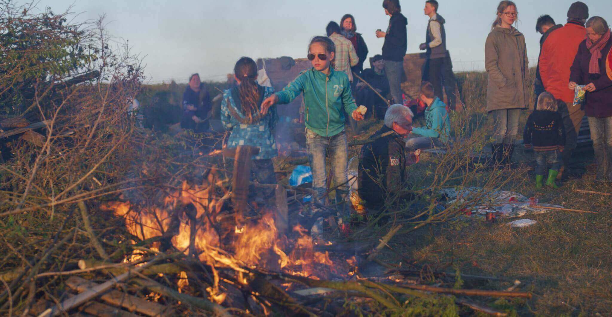 Vreugdevuur Meierblis Texel, kleine vuurtjes en grote brandstapels